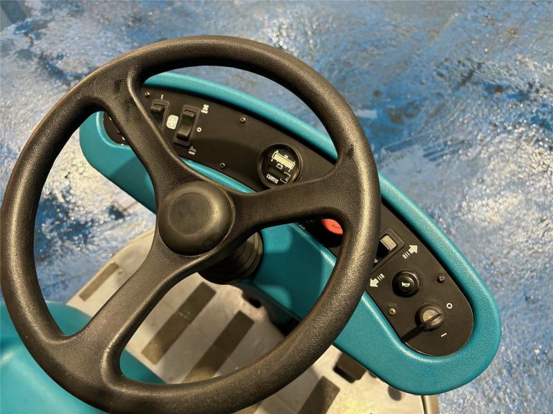 TENNNANT S12 RIDE ON SCRUBBER FLOOR CLEANER at IAA UK CW7 3PD