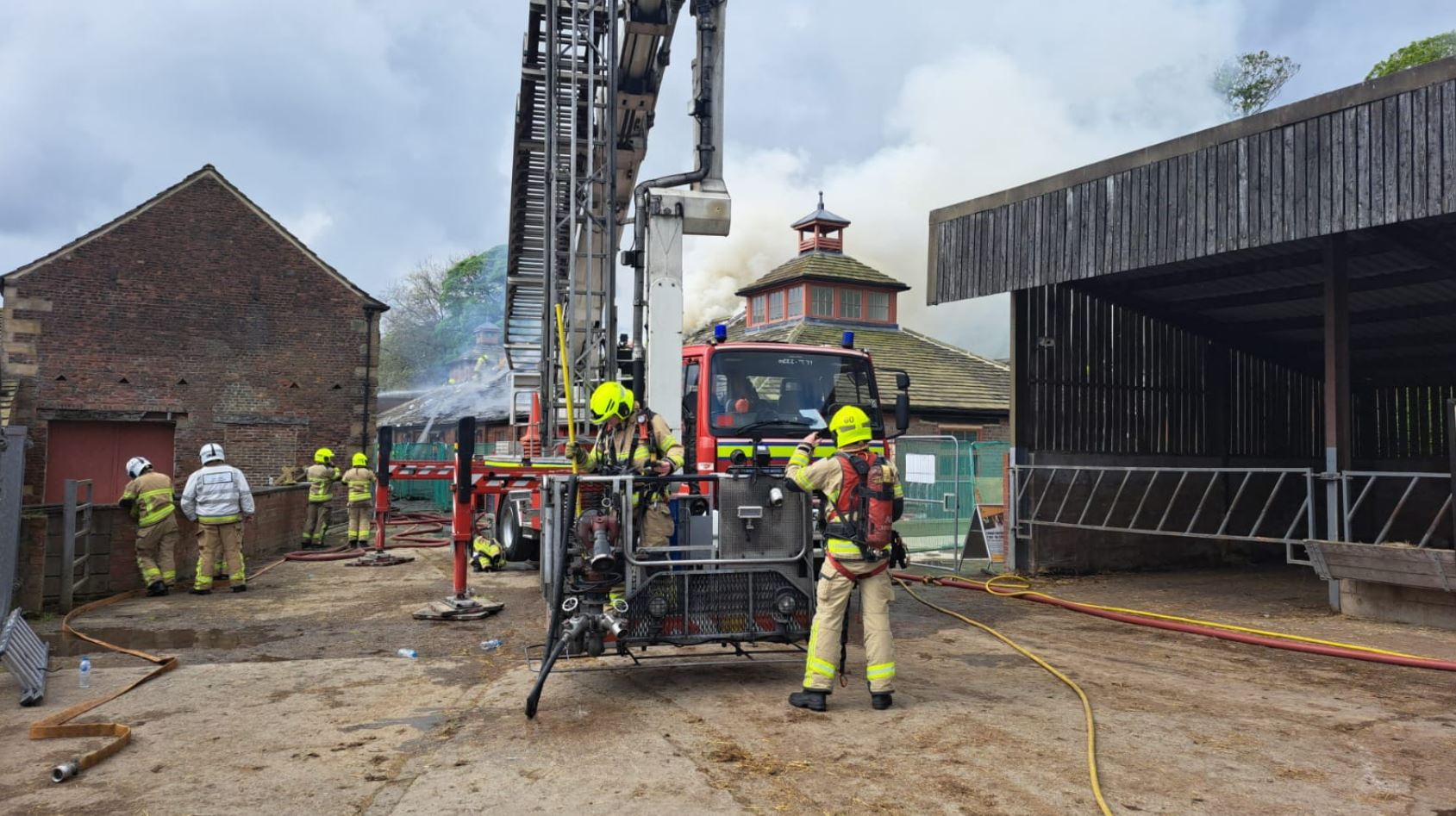 More than 30 firefighters tackling Leeds farm fire - Agriland.co.uk