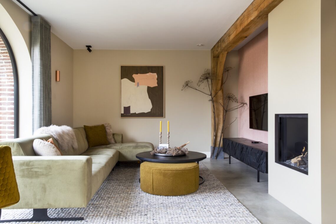 Newly built farmhouse-style house with flattened concrete floor - HOOG ...