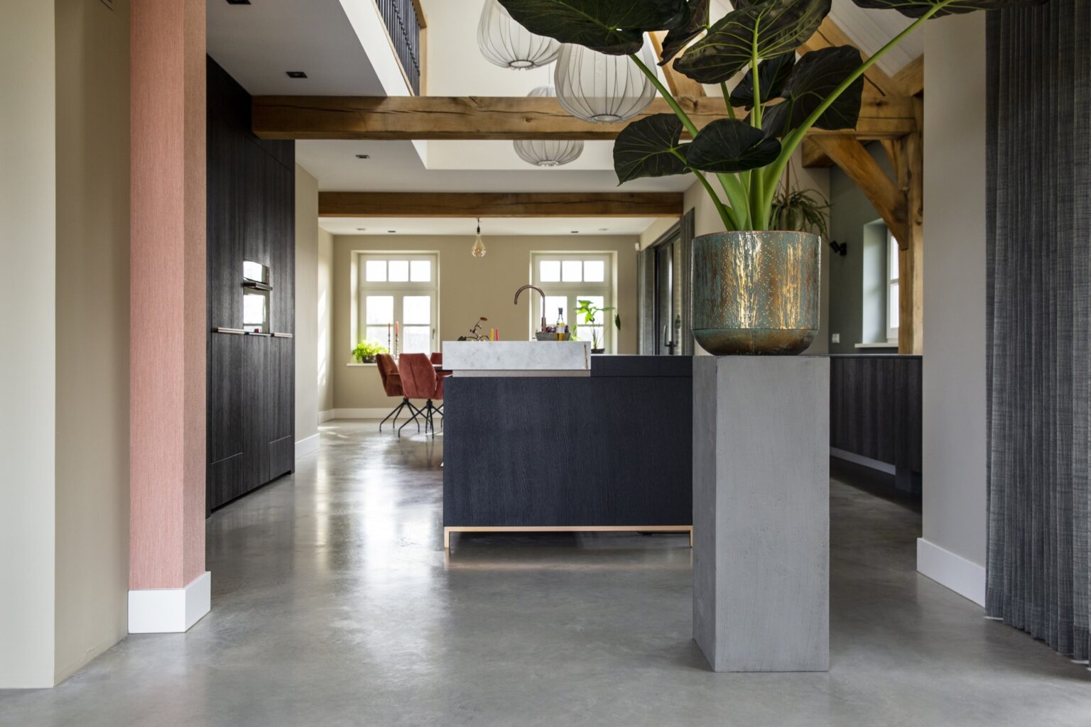 Newly built farmhouse-style house with flattened concrete floor - HOOG ...