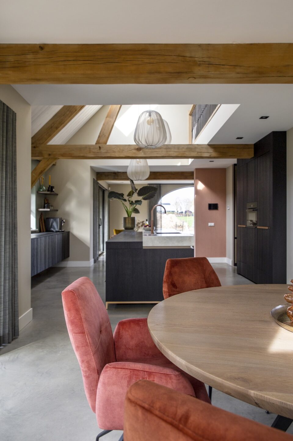 Newly built farmhouse-style house with flattened concrete floor - HOOG ...