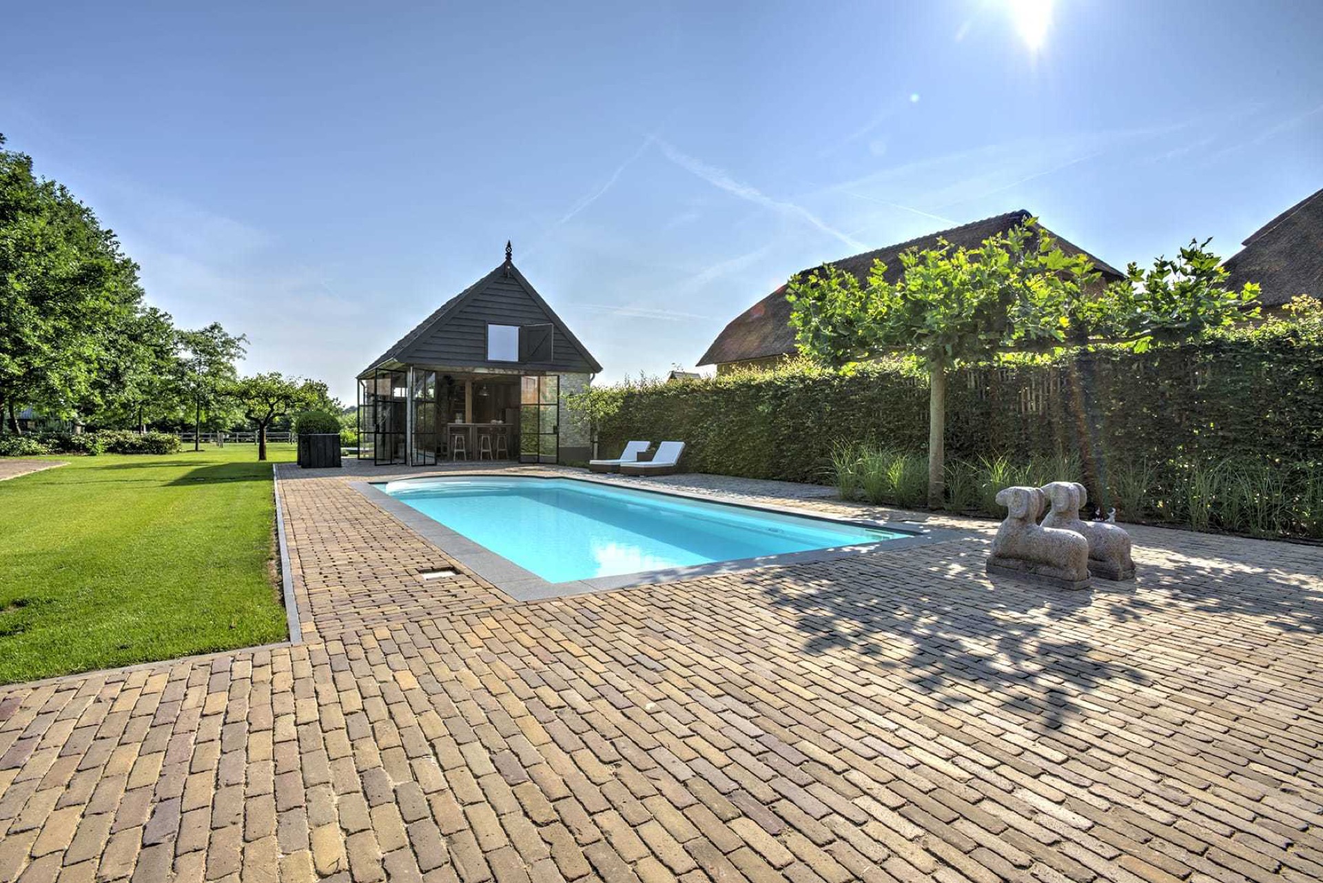 Rust, ruimte en ontspanning dankzij Starline zwembad - HOOG.design ...