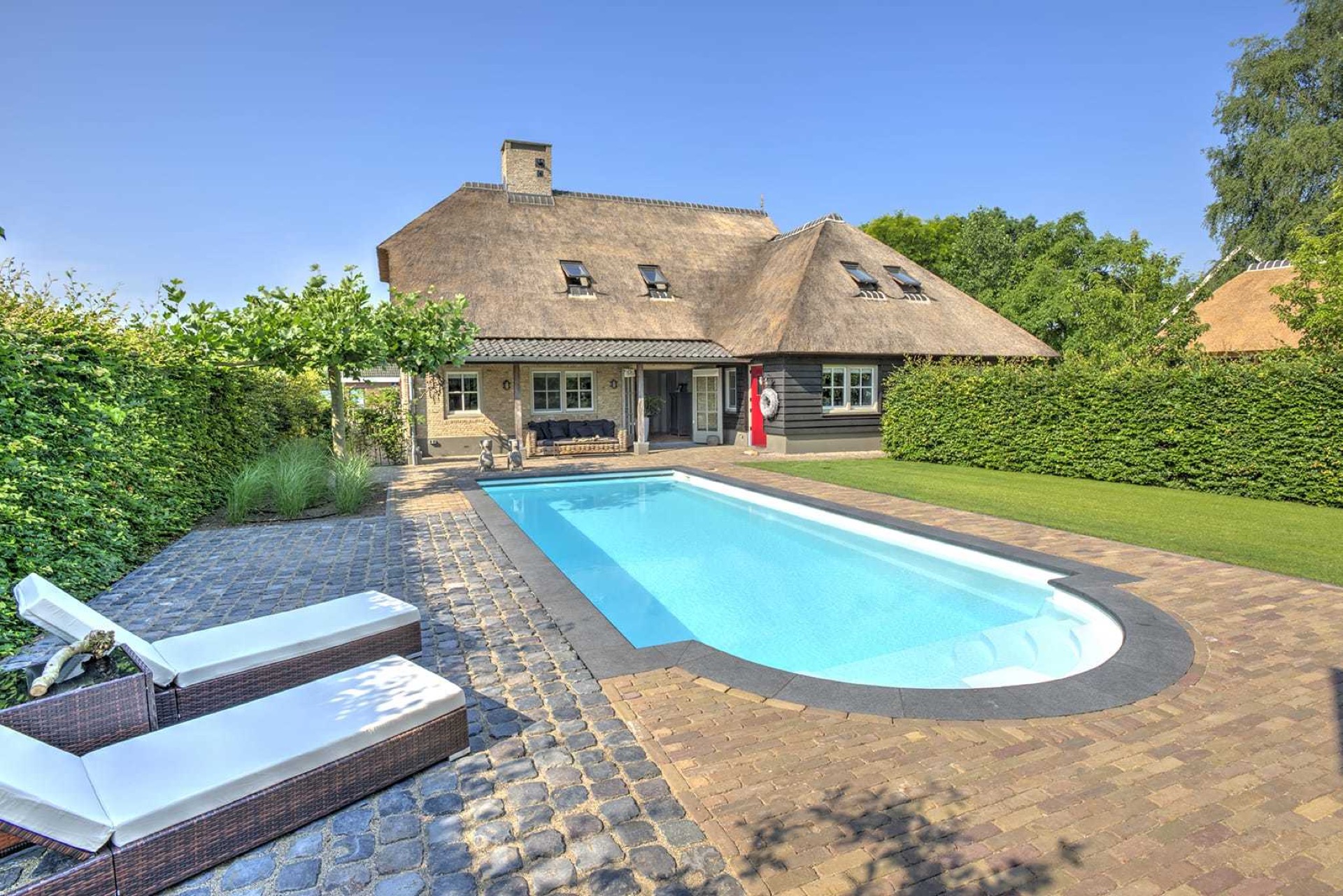 Rust, ruimte en ontspanning dankzij Starline zwembad - HOOG.design ...