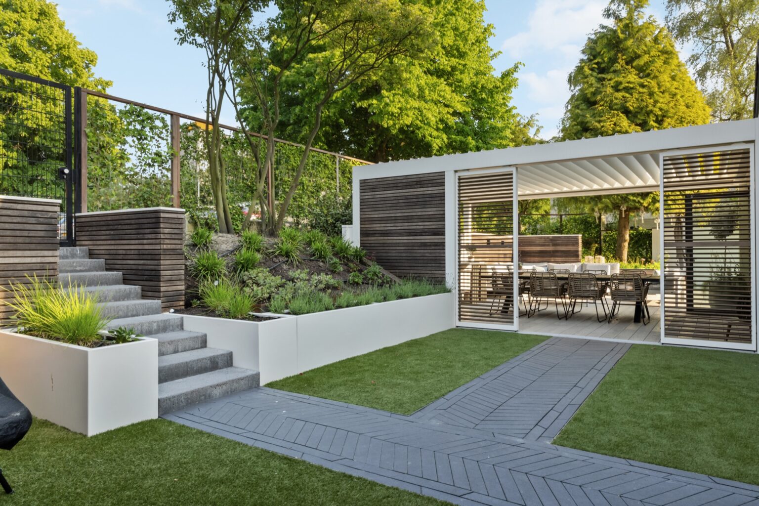 Moderne tuin met prominente buitenkeuken - HOOG.design - Exclusive living inspiration
