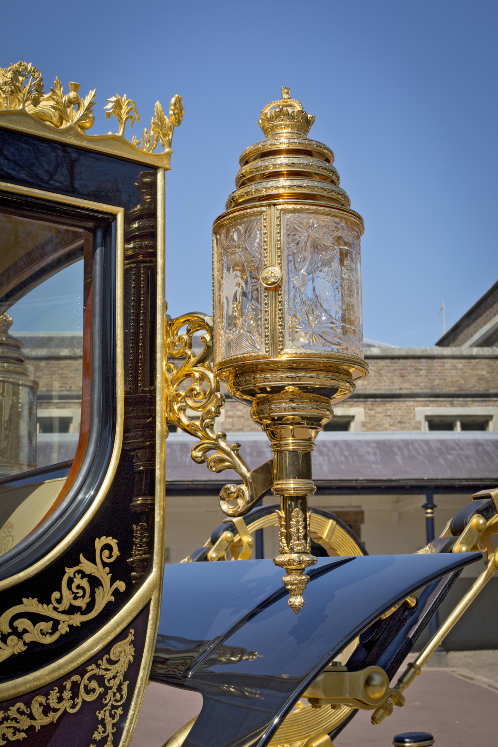Queen’s new carriage features fragments from historical artifacts ...