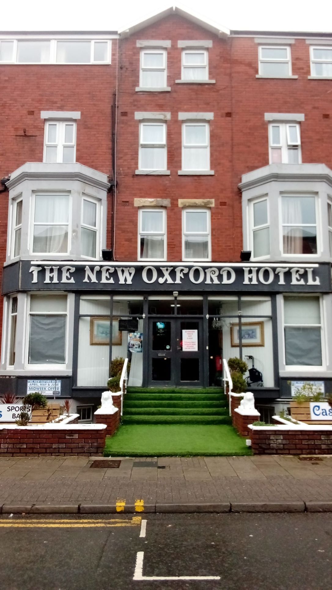 New Oxford Hotel, 66-68 Albert Road, Blackpool, FY1